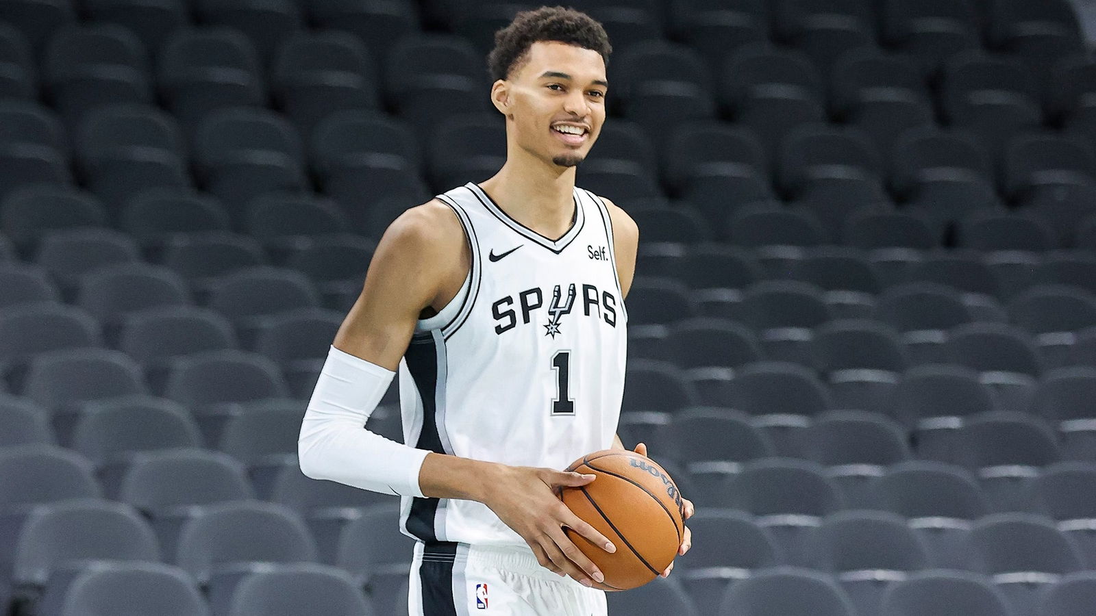 Victor Wembanyama and Kevin Hart’s Viral Photo Perfectly Captures Jaw ...