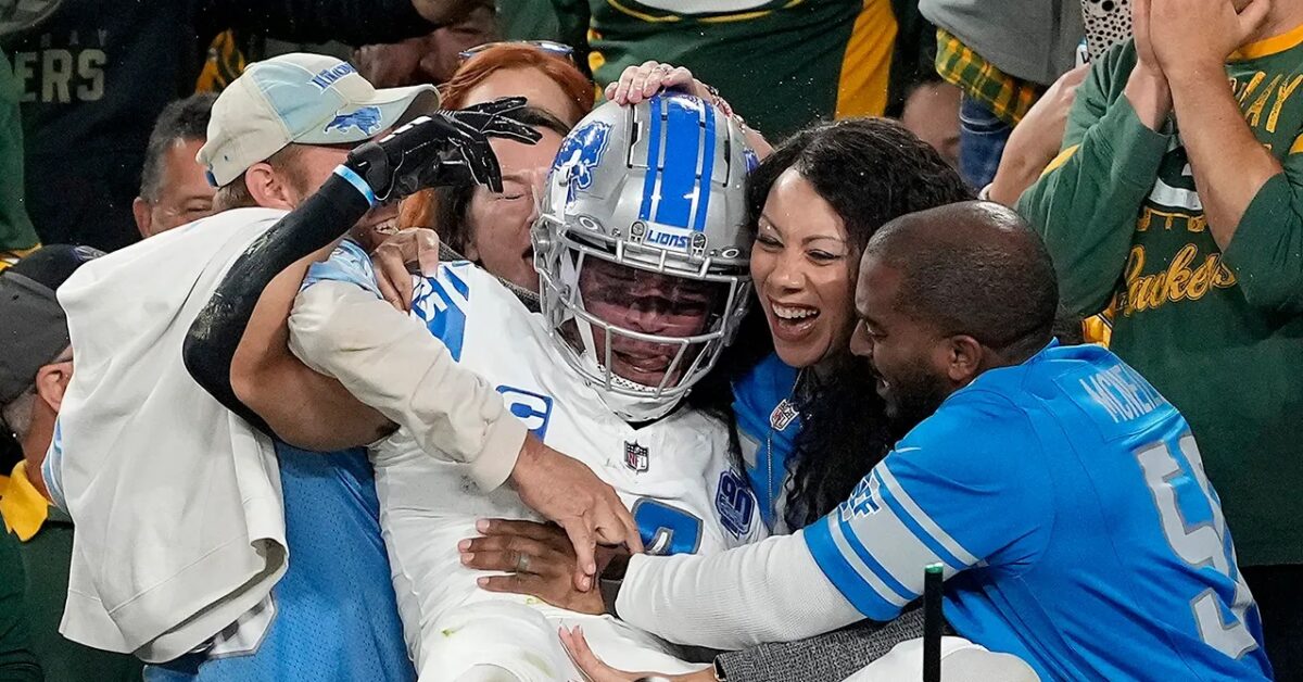 Packers Fan Pour Beer on Lions Amon-Ra St. Brown After Doing Lambeau ...