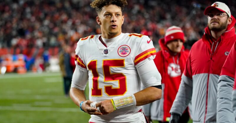 Patrick Mahomes Embarrassed by Wardrobe Malfunction During Chiefs Practice - TMSPN