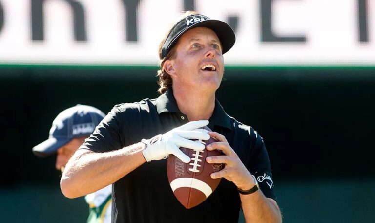 Phil Mickelson Stuns Fans With Jaw-Dropping Chip Shot Over His Own Head ...
