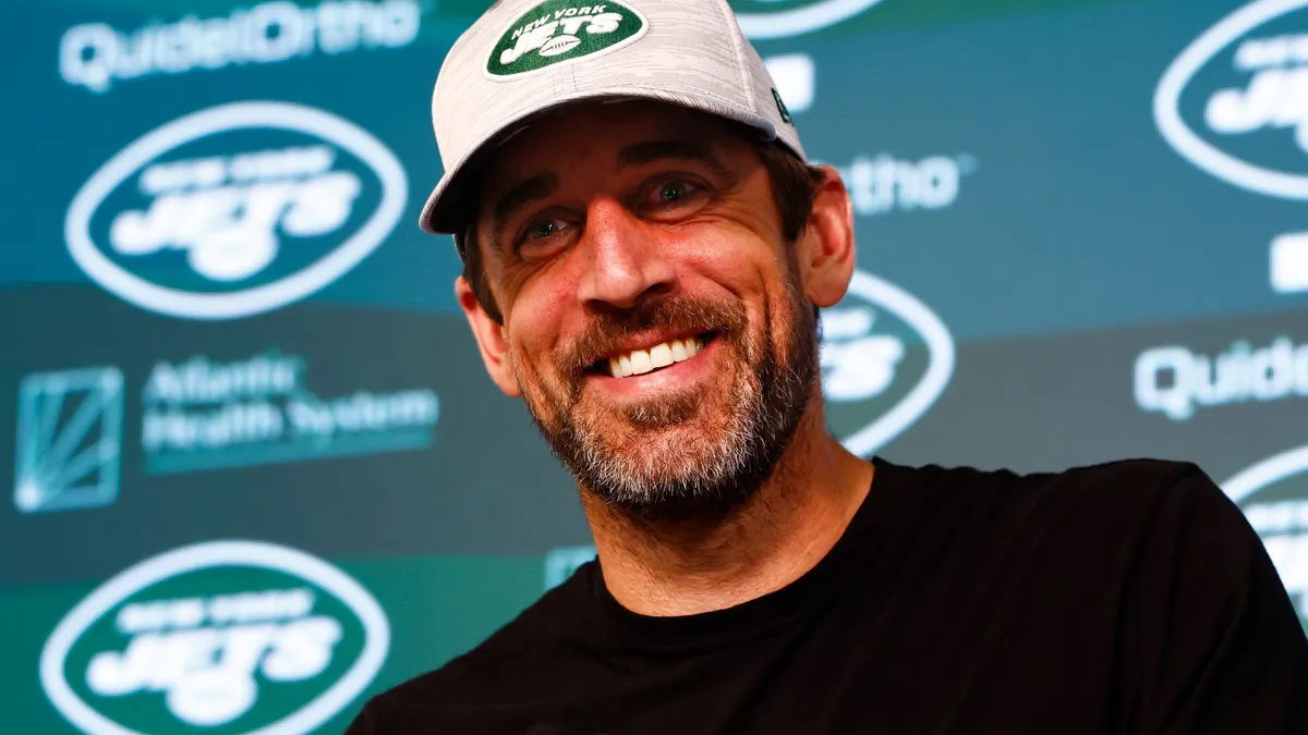 Aaron Rodgers Kicks the Chicago Bears While They're Down - TMSPN