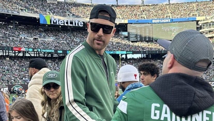 Swifty Fan Explains How She Snuck Thru Security To Give Travis Kelce a ...