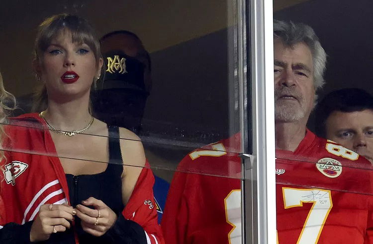 Taylor Swift Finally Spotted Talking with Travis Kelce's Father at Chiefs vs. Broncos Game - TMSPN