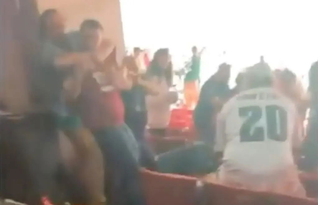 Eagles, Commanders Fans Engage in Wild Brawl in the Stands During Game - TMSPN