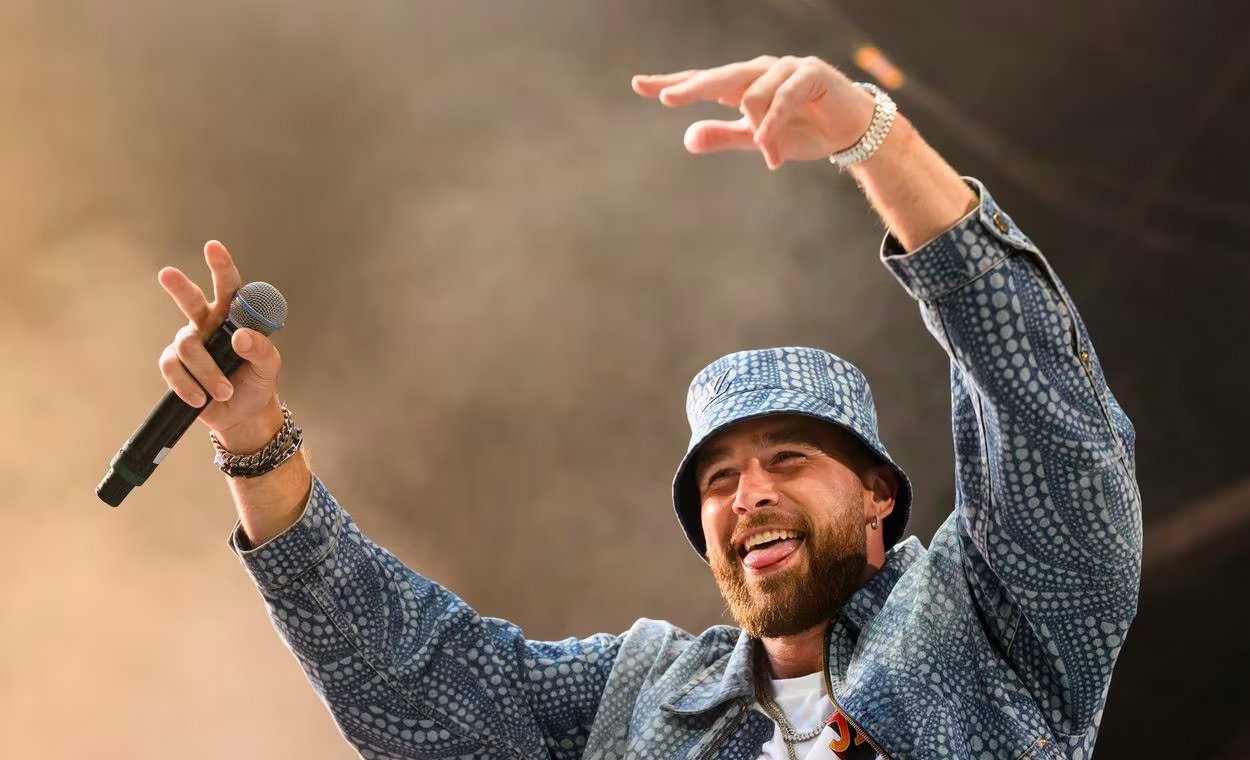 Swifties Convinced Taylor Swift Gave Travis Kelce A Huge Hickey on His ...