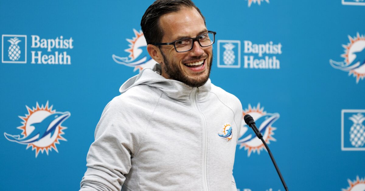 Dolphins' Mike McDaniel Debuts New Look and Instantly Becomes a Meme ...