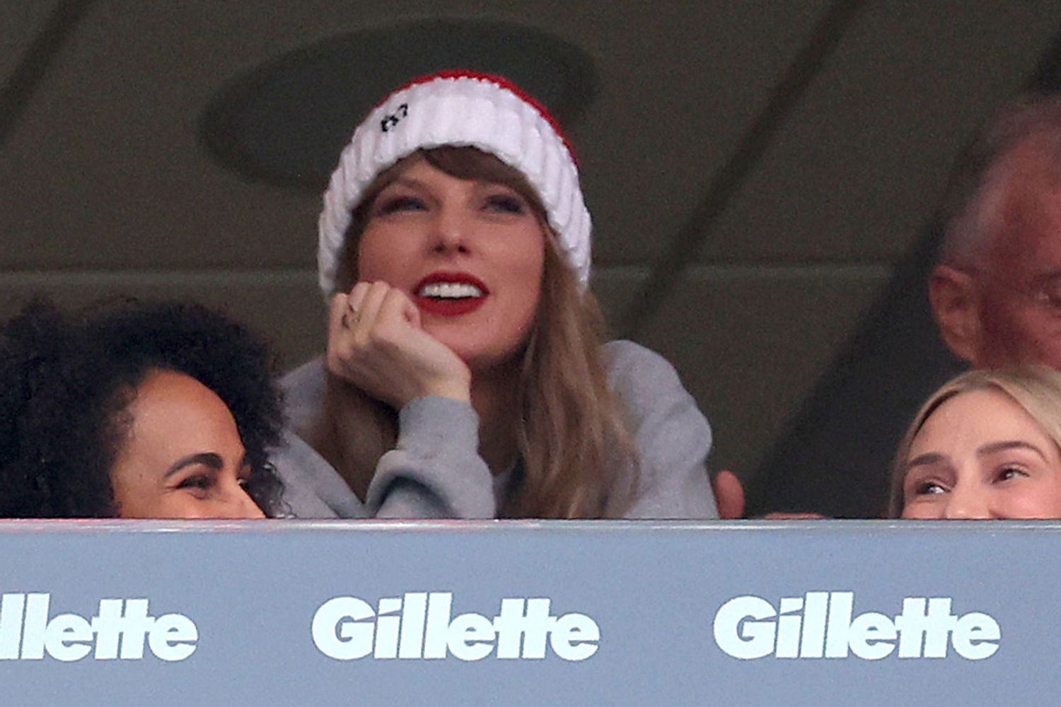 Taylor Swift Handed Out Crazy Generous Tips To Food Service Workers ...