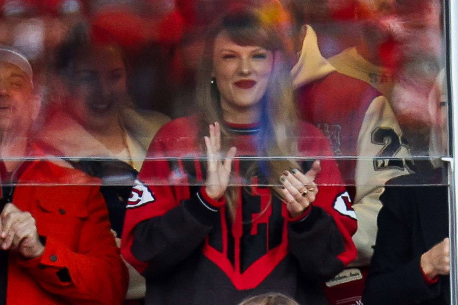 Taylor Swift Received a Gift From Ava Hunt, the Daughter of Chiefs ...