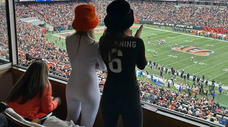 Jake Browning’s Girlfriend Stephanie Niles Enjoyed 'Electric' College ...