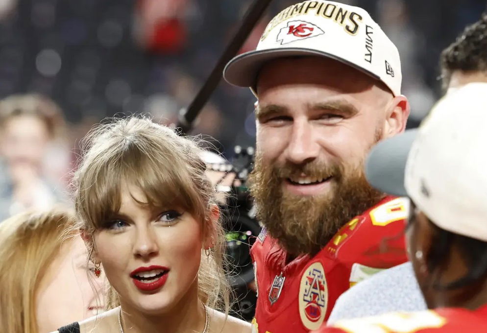 Viral Photos Of Taylor Swift, Travis Kelce Loved Up in Lake Como Gets Analyzed By Body Language ...