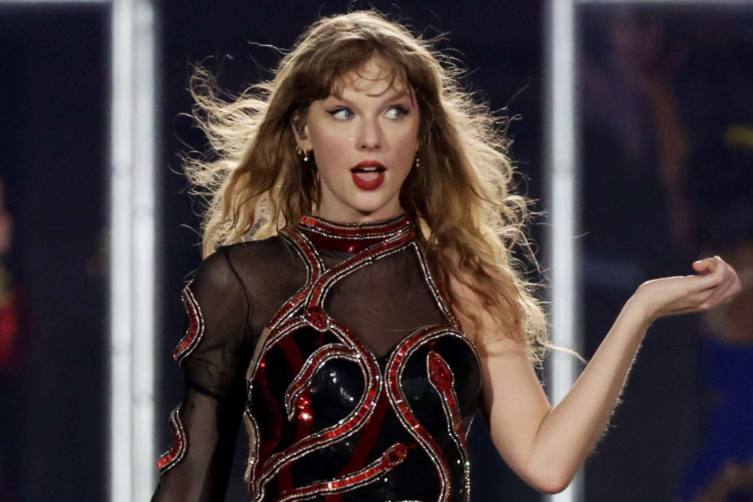 Taylor Swift Adds Festive Christmas Touch to Travis Kelce's Suite ...