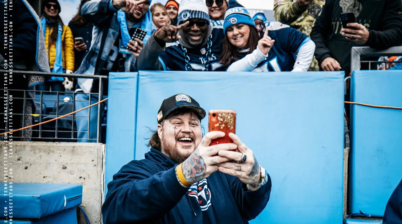 Jelly Roll Surprises Titans with Heartfelt Performance at Team Meeting ...