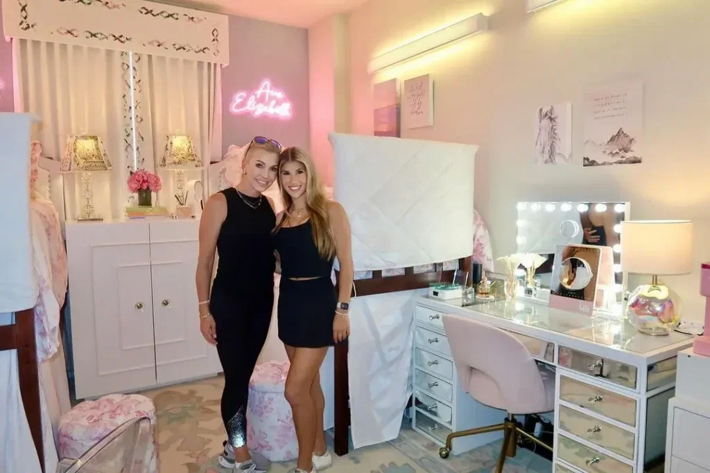 Inside Chiefs Heiress Ava Hunt’s Glamorous All-Pink Dorm Room at SMU ...