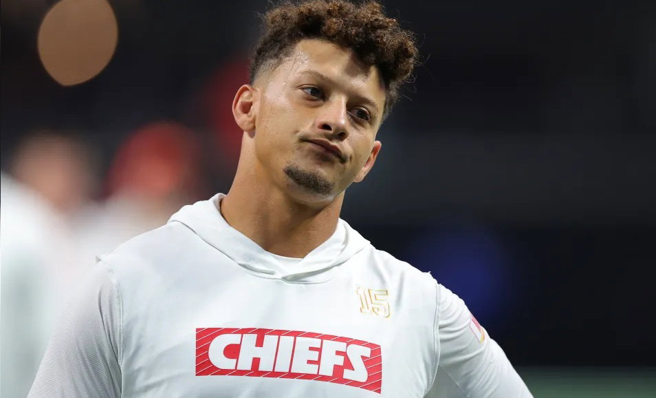 Patrick Mahomes Caught Chatting with Referee Before Chiefs-Falcons Game ...