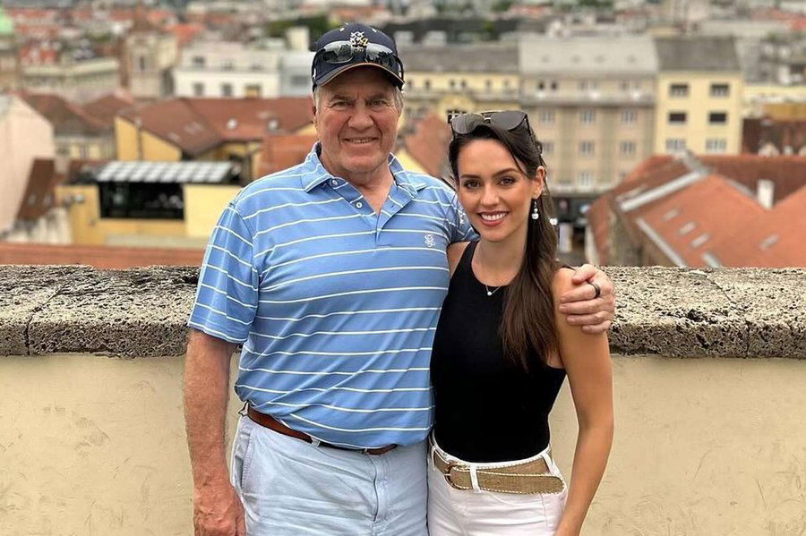 Bill Belichick's Beach Getaway with Girlfriend Goes Viral - TMSPN