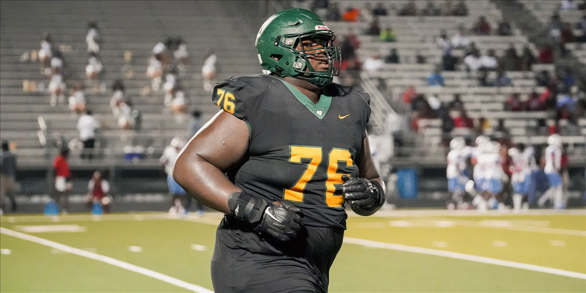 6'8", 380-Pound High School Offensive Lineman Dominates by Blocking ...
