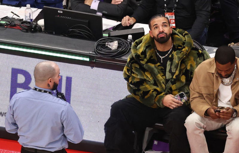 Drake Gives DeMar DeRozan Death Stare at Raptors Game Over Appearance ...