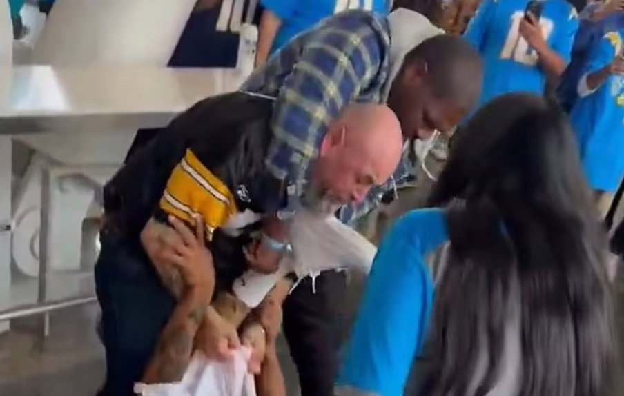 Violent Brawl Erupts Among NFL Fans at SoFi Stadium in Los Angeles - TMSPN