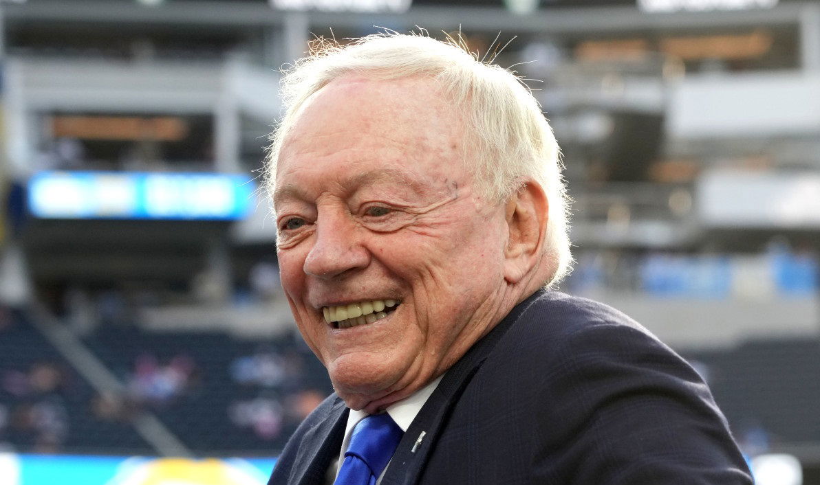 Fans Mock Jerry Jones for Installing Sun Curtains During Mike Tyson vs ...