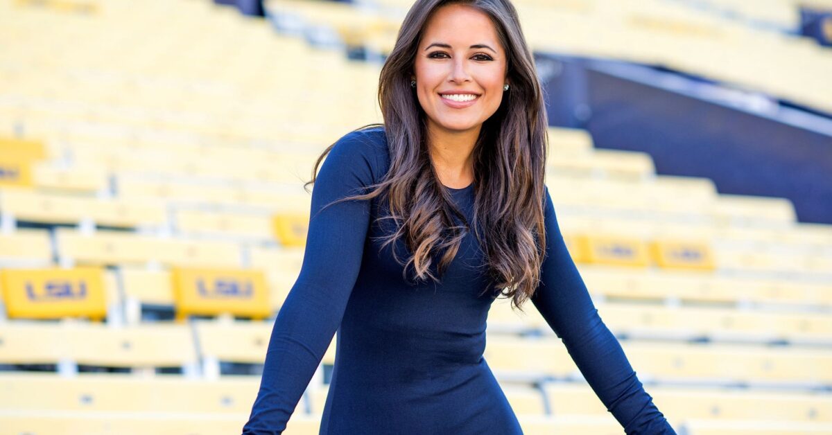 NFL Sideline Reporter Kaylee Hartung Flaunts 'Black Friday' Jacket ...