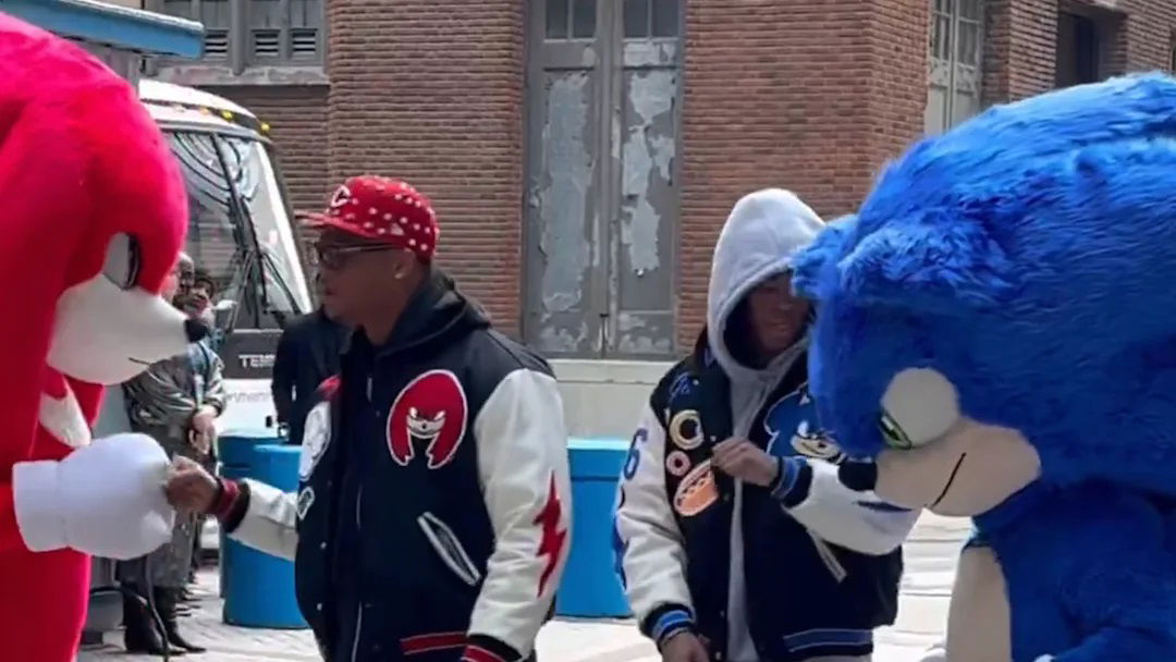 David Montgomery and Jahmyr Gibbs Share Fun Moment with Real-Life Sonic ...