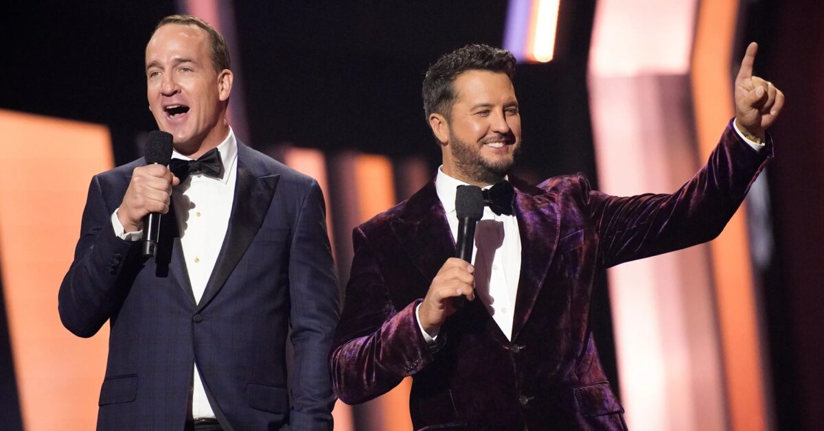 Peyton Manning's Hilarious Jerry Jones Joke Goes Viral at CMA Music ...
