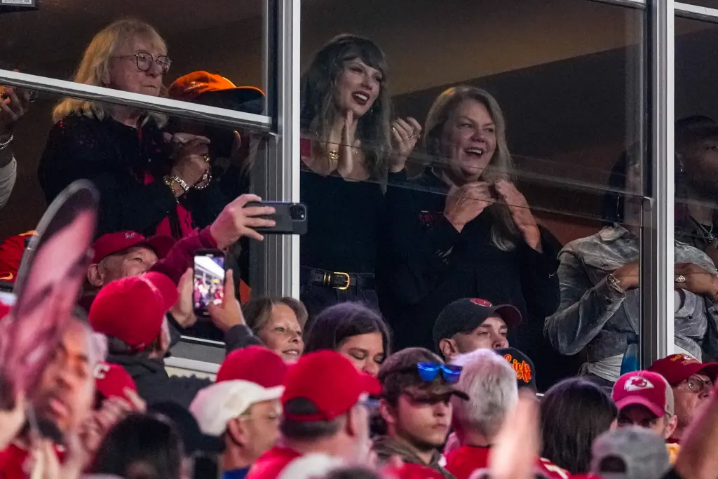 Taylor Swift Channels Travis Kelce’s Signature Move During Chiefs ...