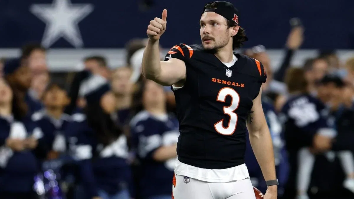 Cowboys Cheerleader Shares Post-Game Kiss with Bengals Player After ...
