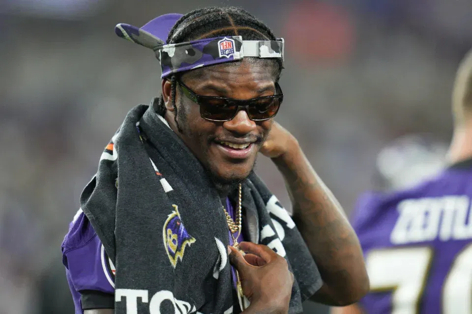 Lamar Jackson Shares Humorous Take on Skipping Gloves in Cold Weather ...