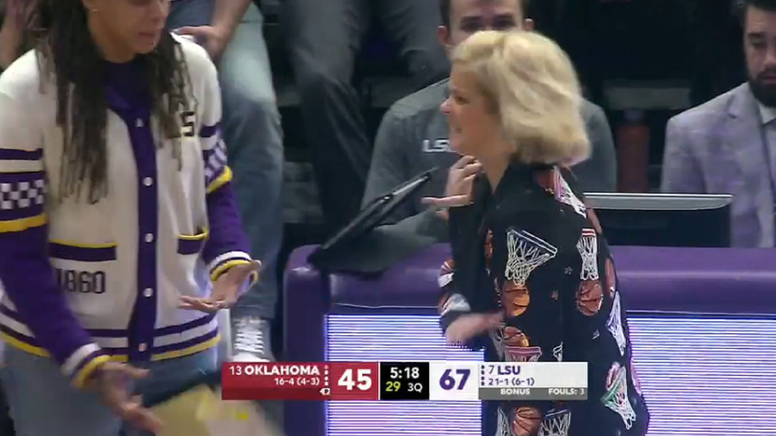 Kim Mulkey Knocks Book from Opposing Coach’s Hands in Must-See Viral ...