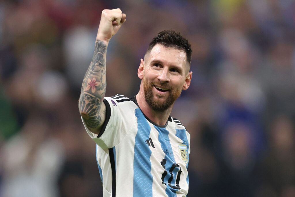 Lionel Messi and Wife Steal the Show on Kiss Cam at Coldplay Concert ...