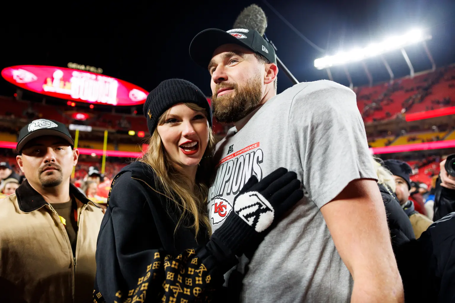 Travis Kelce Unfollows Ryan Reynolds Amid Taylor Swift and Blake Lively ...
