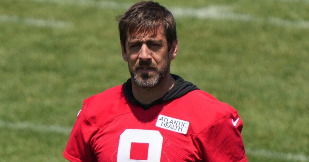 New Photo Surfaces of Angry Aaron Rodgers Flipping Off Paparazzi Amid ...