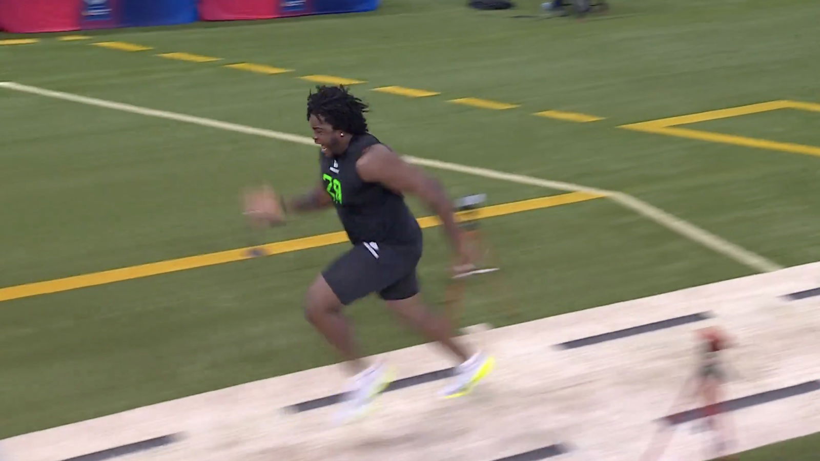 Fans Erupt as 332-Pound Lineman Stuns with Lightning-Fast 40-Yard Dash - TMSPN