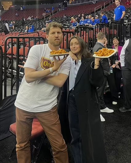Jon Heder Channels Napoleon Dynamite Courtside, Showers Himself in ...