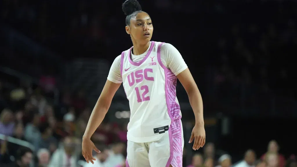 USC Star JuJu Watkins Shows Off Toned Abs in Stylish Crop-Top Ahead of ...