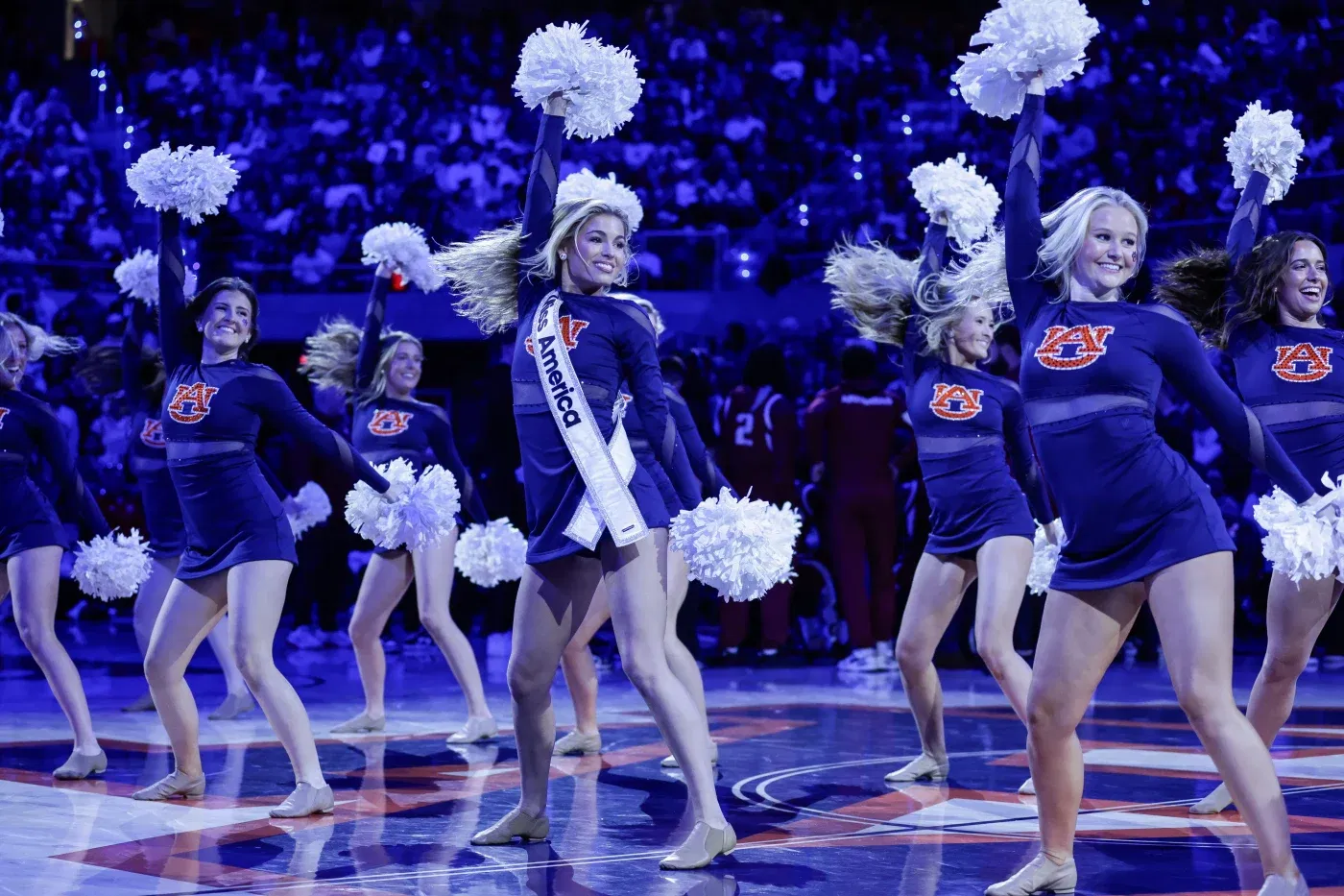 Auburn Cheerleader Draws Attention Ahead of Final Four Matchup - TMSPN