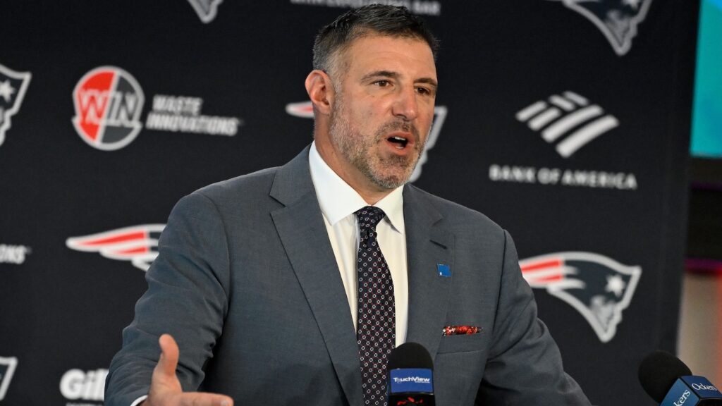 Patriots Coach Mike Vrabel Left Bloodied After Breaking Up Training Camp Scuffle - TMSPN