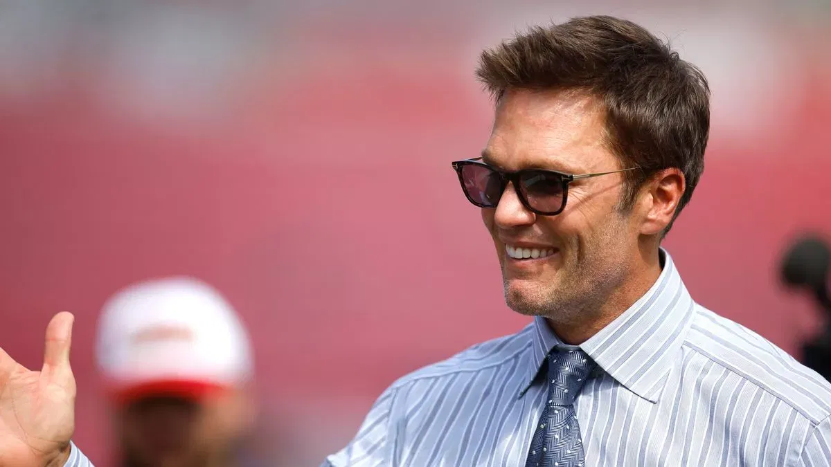 Tom Brady Flaunts Chiseled Physique During Luxe Yacht Getaway in Ibiza ...