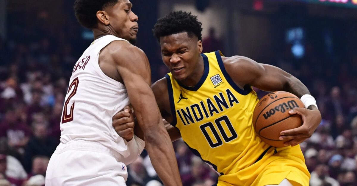 Bennedict Mathurin Ejected After Throwing Punch at De’Andre Hunter in ...