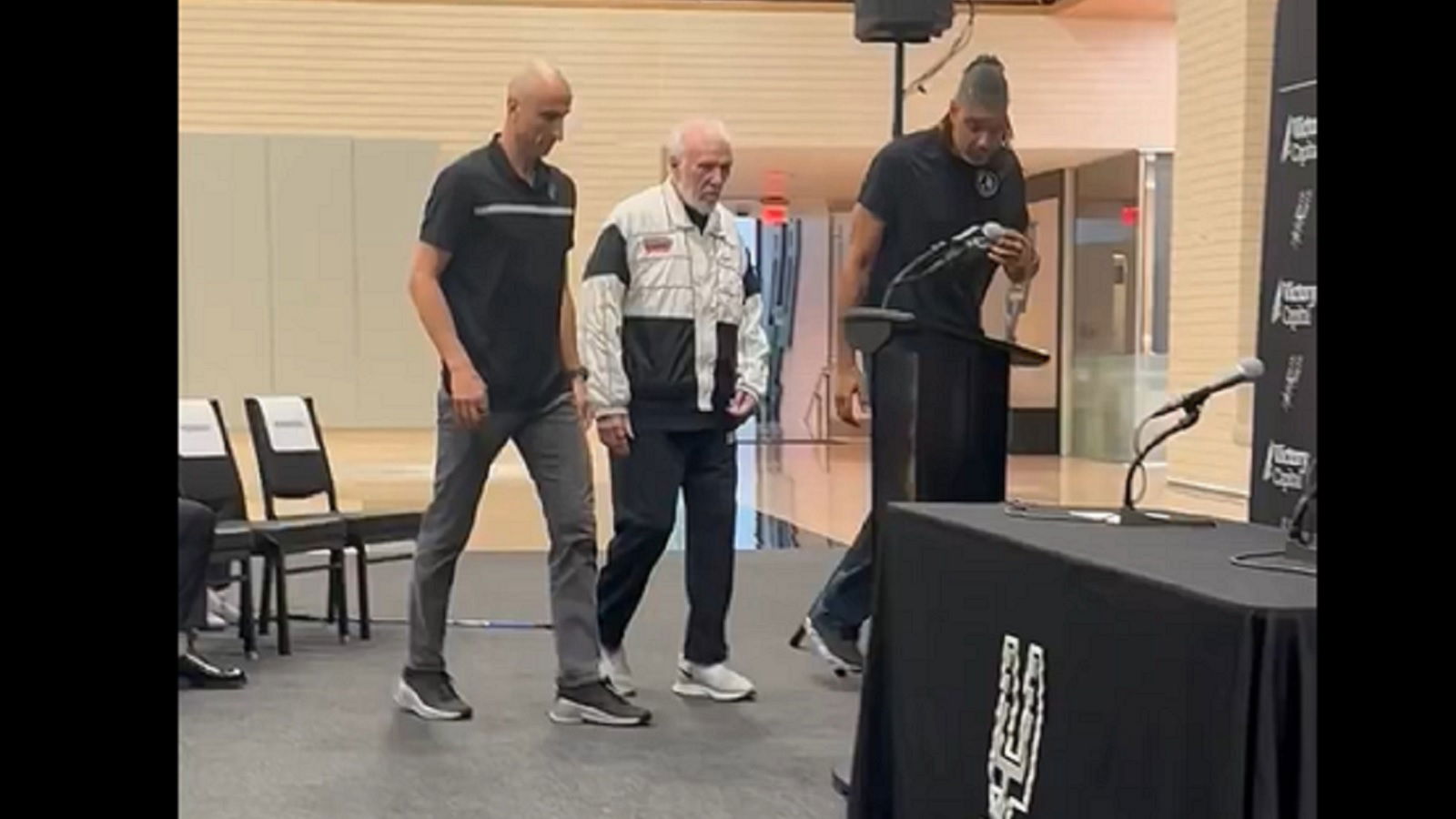 Gregg Popovich Struggles to Walk to Podium During Press Conference Announcement - TMSPN