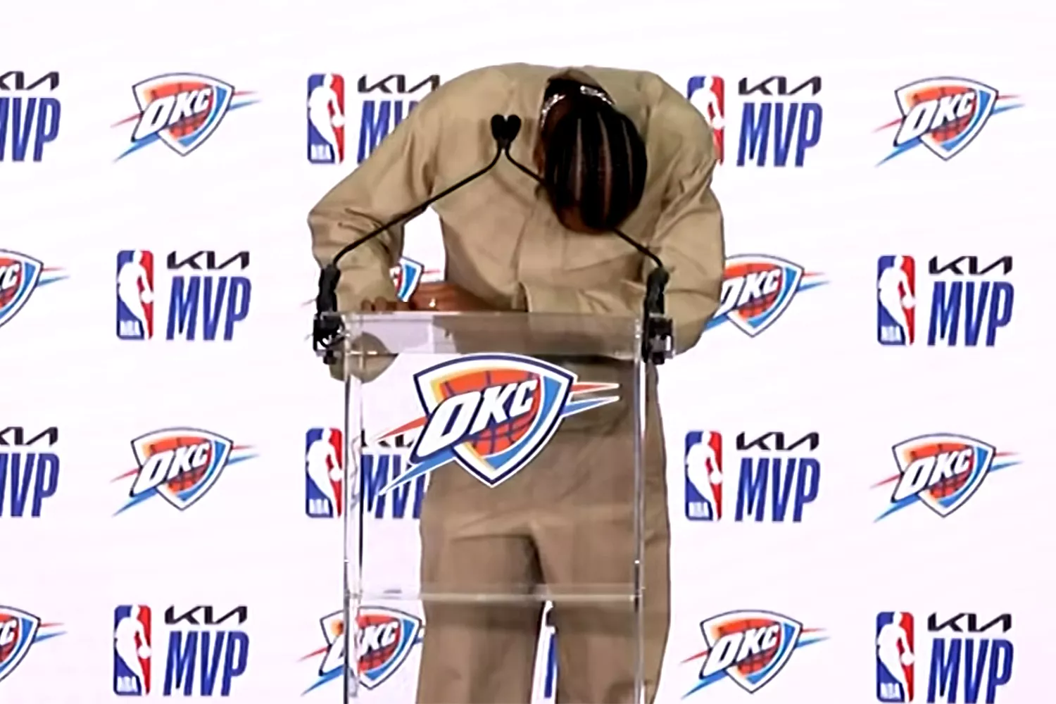 Shai Gilgeous-Alexander Tears Up Thanking Wife Hailey in Emotional NBA ...