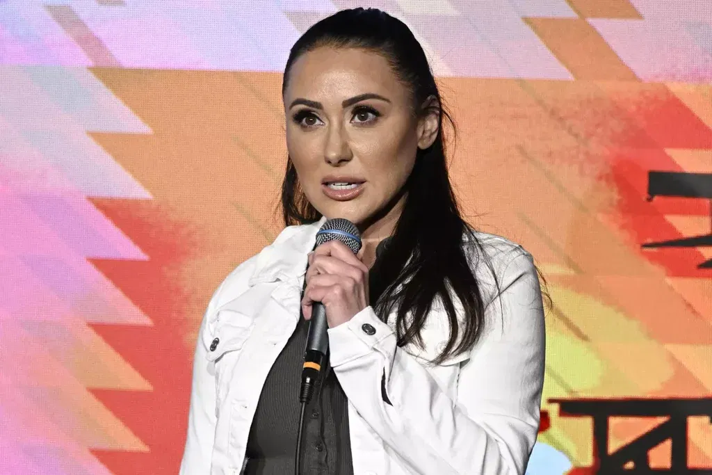 Jenn Sterger Gets Emotional Recalling Brett Favre Sexting Scandal ...