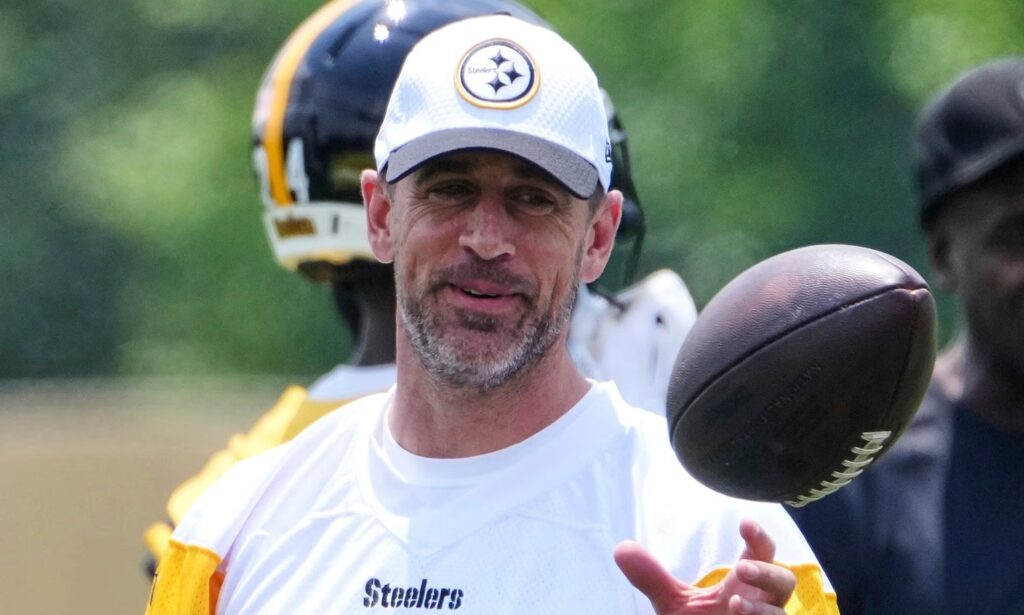 New Photo Surfaces of Angry Aaron Rodgers Flipping Off Paparazzi Amid ...