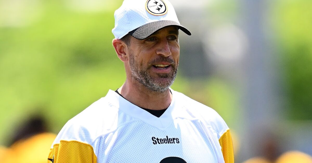 NFL Fans Notice Alarming Detail in Aaron Rodgers’ Team Photo with ...