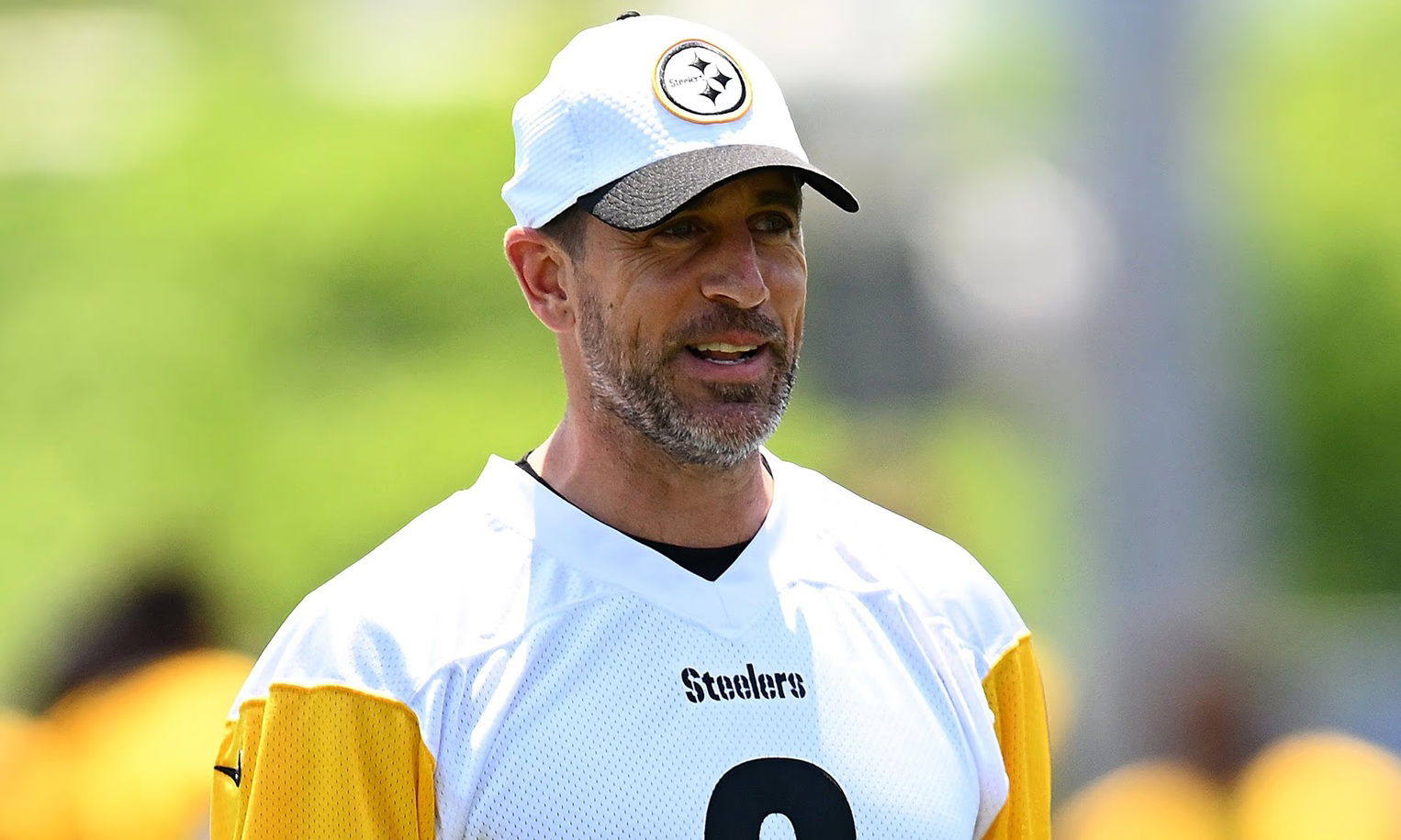 NFL Fans Notice Alarming Detail in Aaron Rodgers’ Team Photo with ...