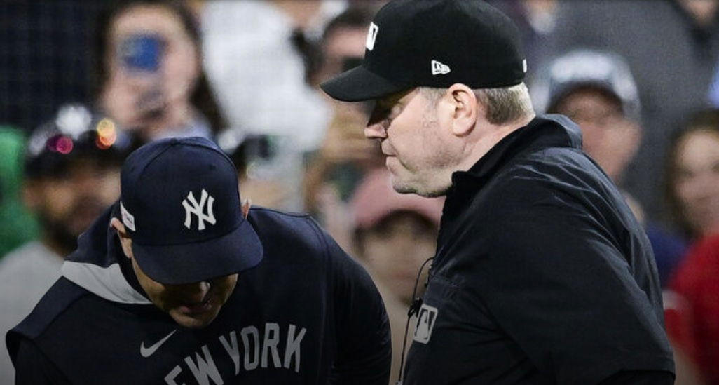 Yankees Manager Aaron Boone Ejected After Tossing Gum Onto Field in ...