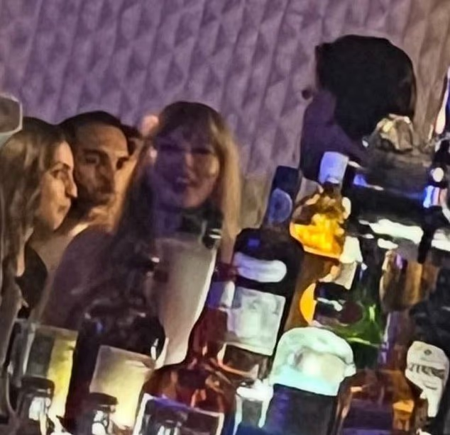 Taylor Swift Makes Surprise Appearance with Travis Kelce as His NFL ...