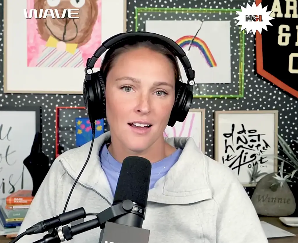 Kylie Kelce Issues Hilarious Warning to Jason's Thirsty Fans: 'Put Your ...