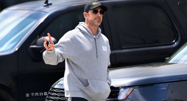 Aaron Rodgers Confronts 'Autograph Hound' in Viral Standoff at Lake ...